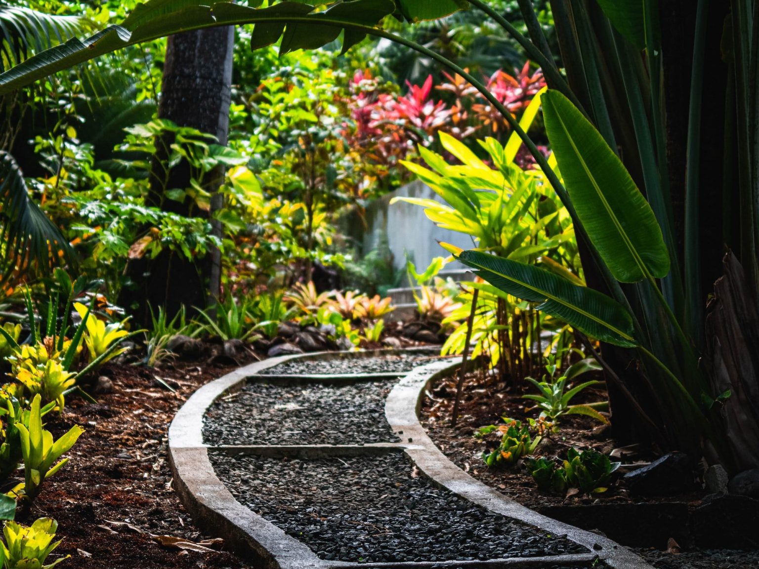 10 Garden Pathway Ideas To Add Curb Appeal To Your Home